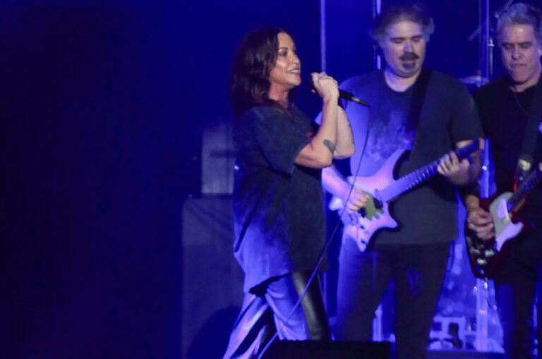 Alanis Morissette descreve turnê no Brasil como 'sensual e emocional'
