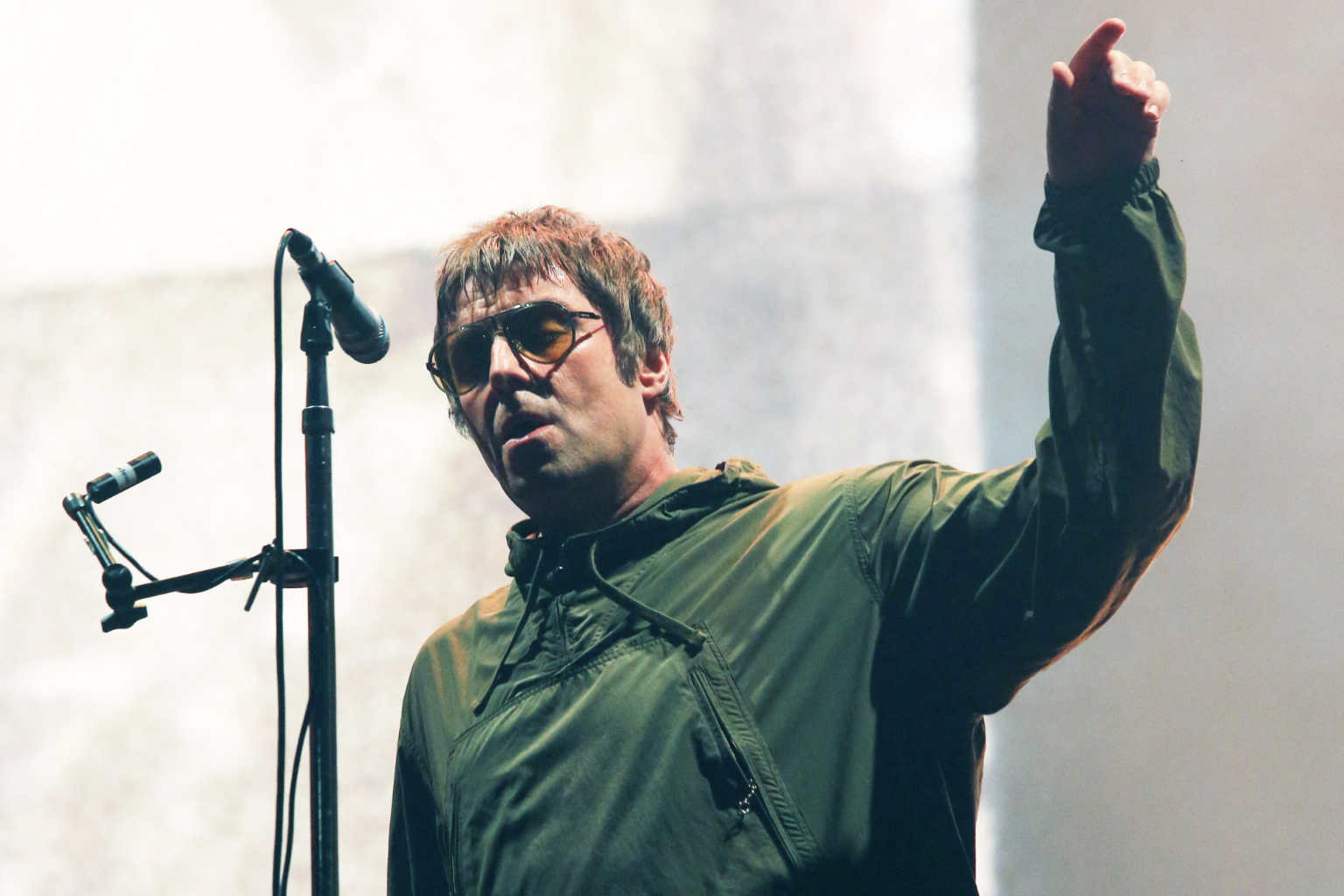 Oasis anuncia edição especial de 30º aniversário de 'Definitely Maybe ...