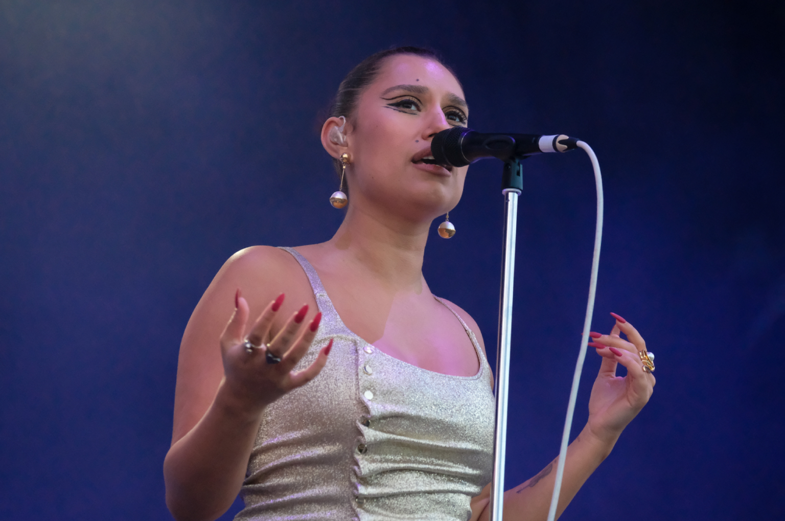 RAYE anuncia novo álbum ambientado em quatro estações