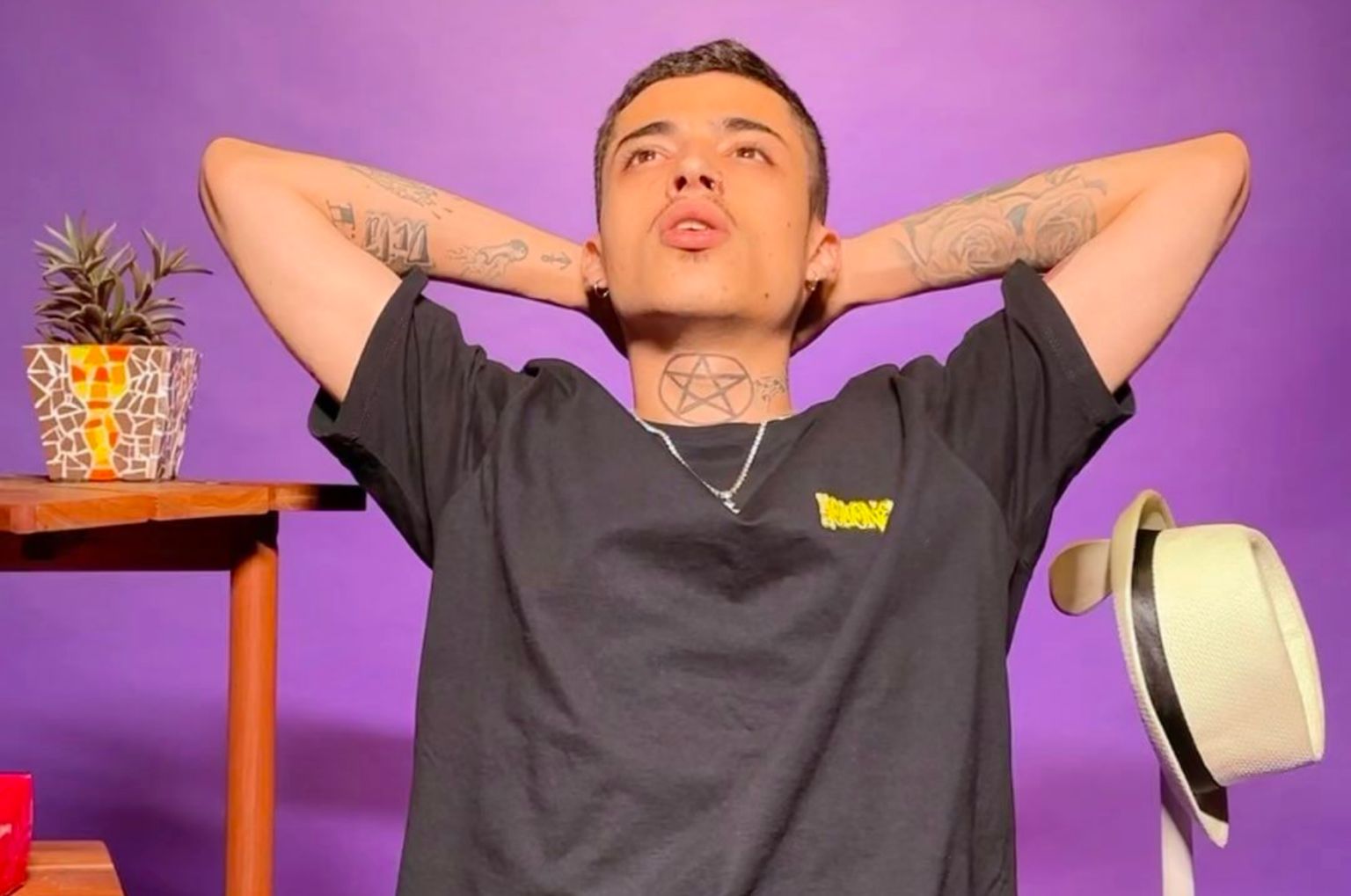 Revelação do TikTok, rapper ZEUS aposta na didática e rimas livres em ...