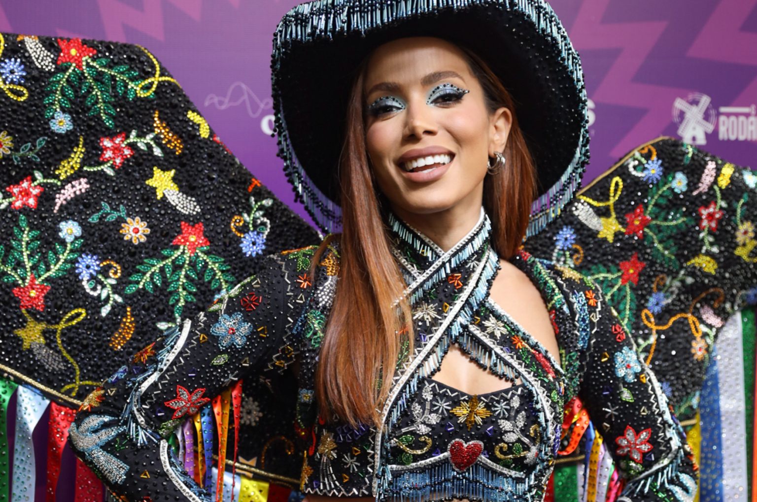 Anitta ostenta pulseira de grife francesa avaliada em R$ 103 mil ...