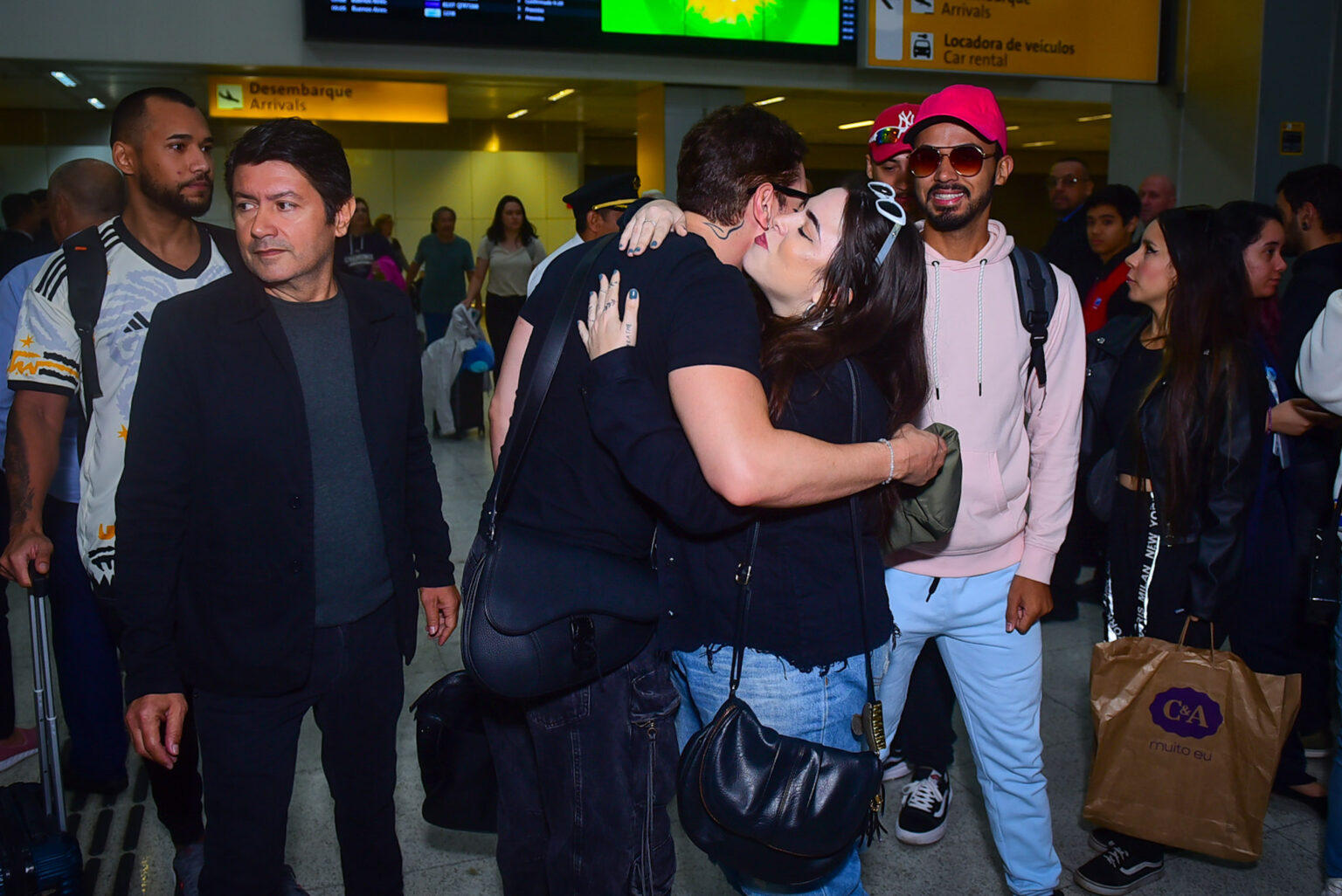 Christian Chavez, do RBD, é recebido por fãs ao chegar no Brasil ...