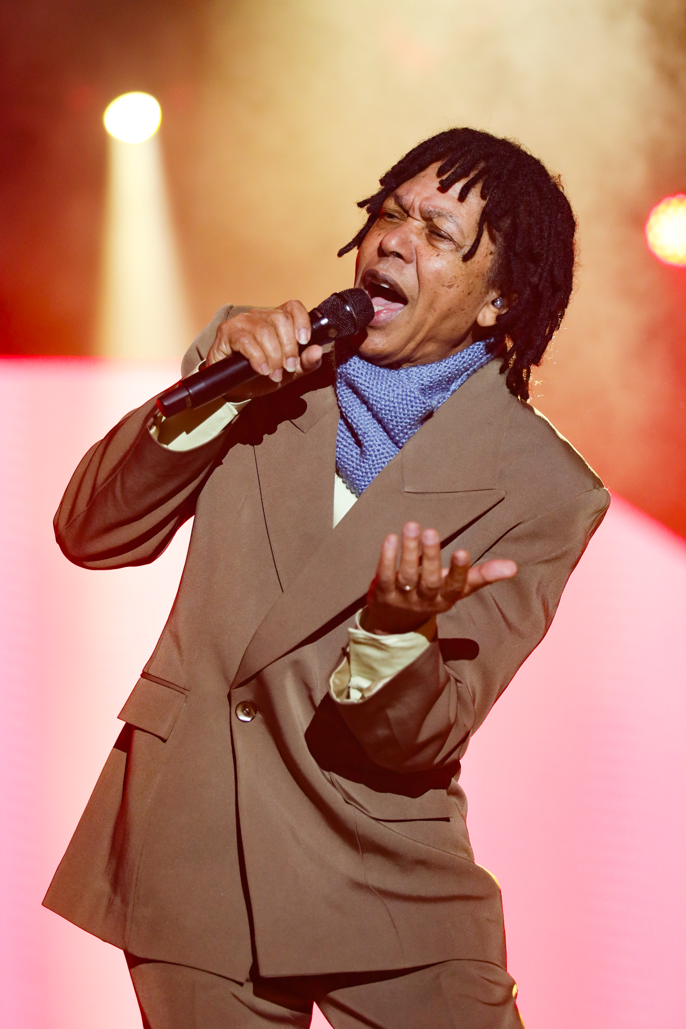 Djavan entrega show dançante no Turá e dedica a ‘todas as minorias ...