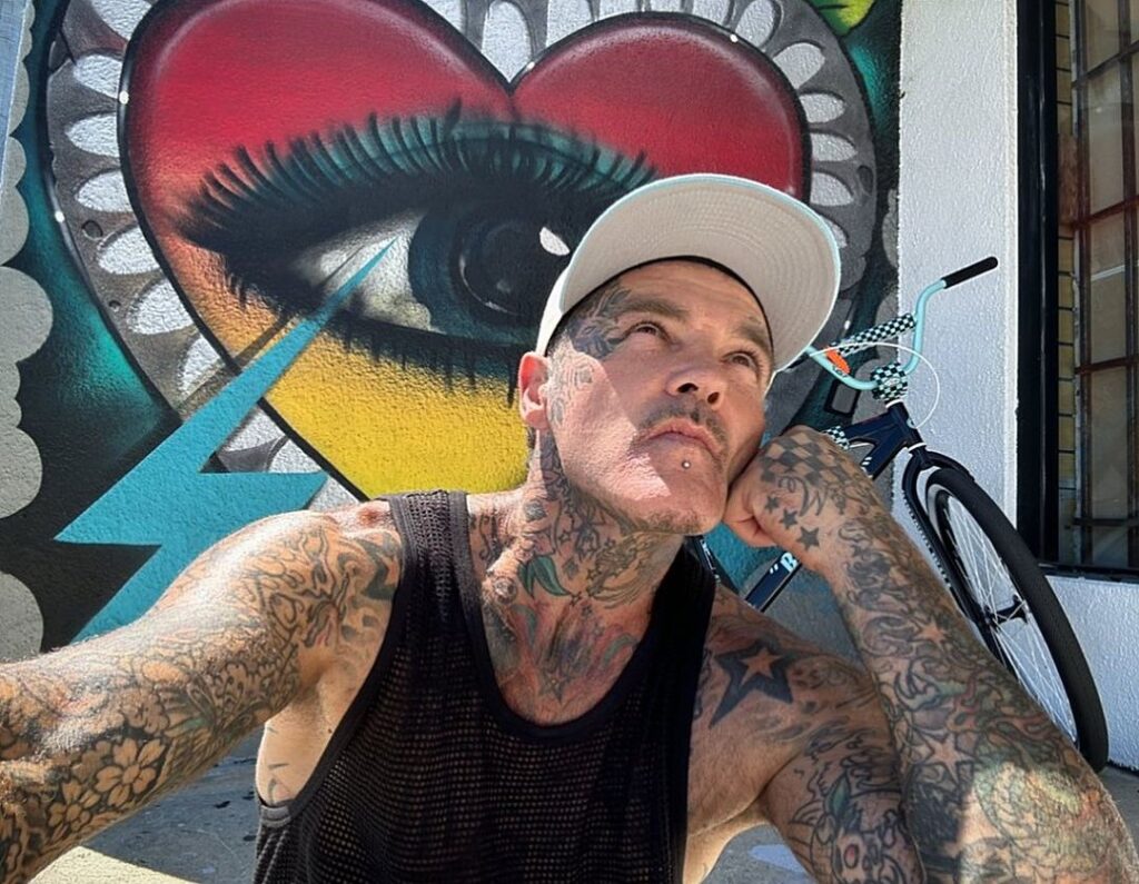 Morre Shifty Shellshock, fundador da banda Crazy Town e voz no single ...