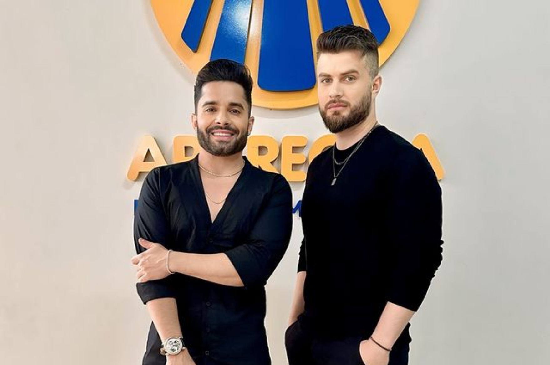 Cantor Conrado cancela show após morte do filho recém-nascido