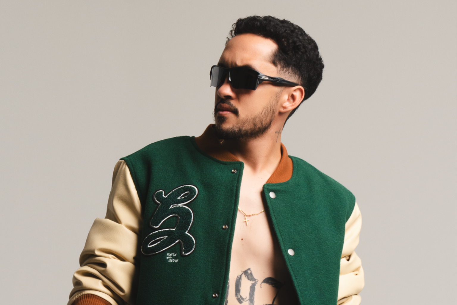 O que é mé e modess que o cantor Grelo canta na música Só Fé